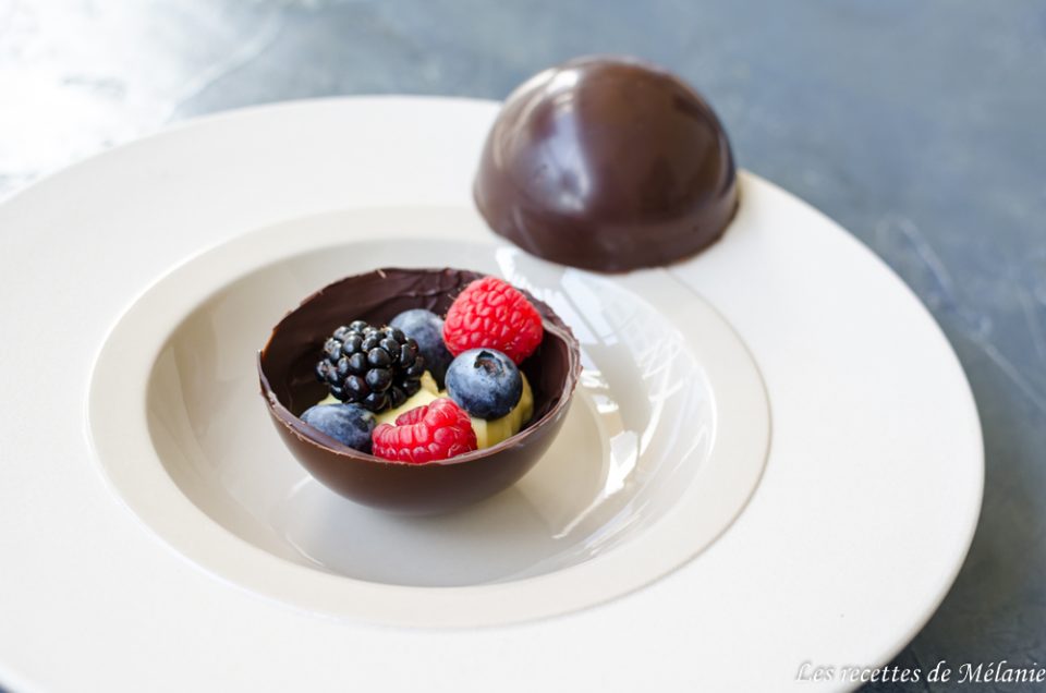 Sphères de chocolat aux fruits rouges et litchi - Les recettes de ...