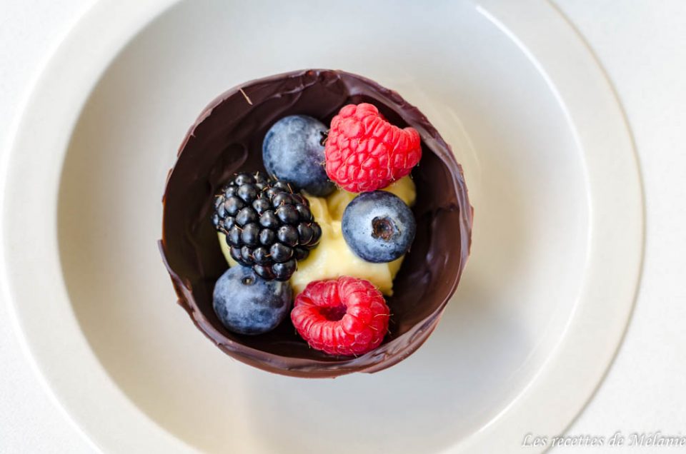 Sphères de chocolat aux fruits rouges et litchi - Les recettes de ...