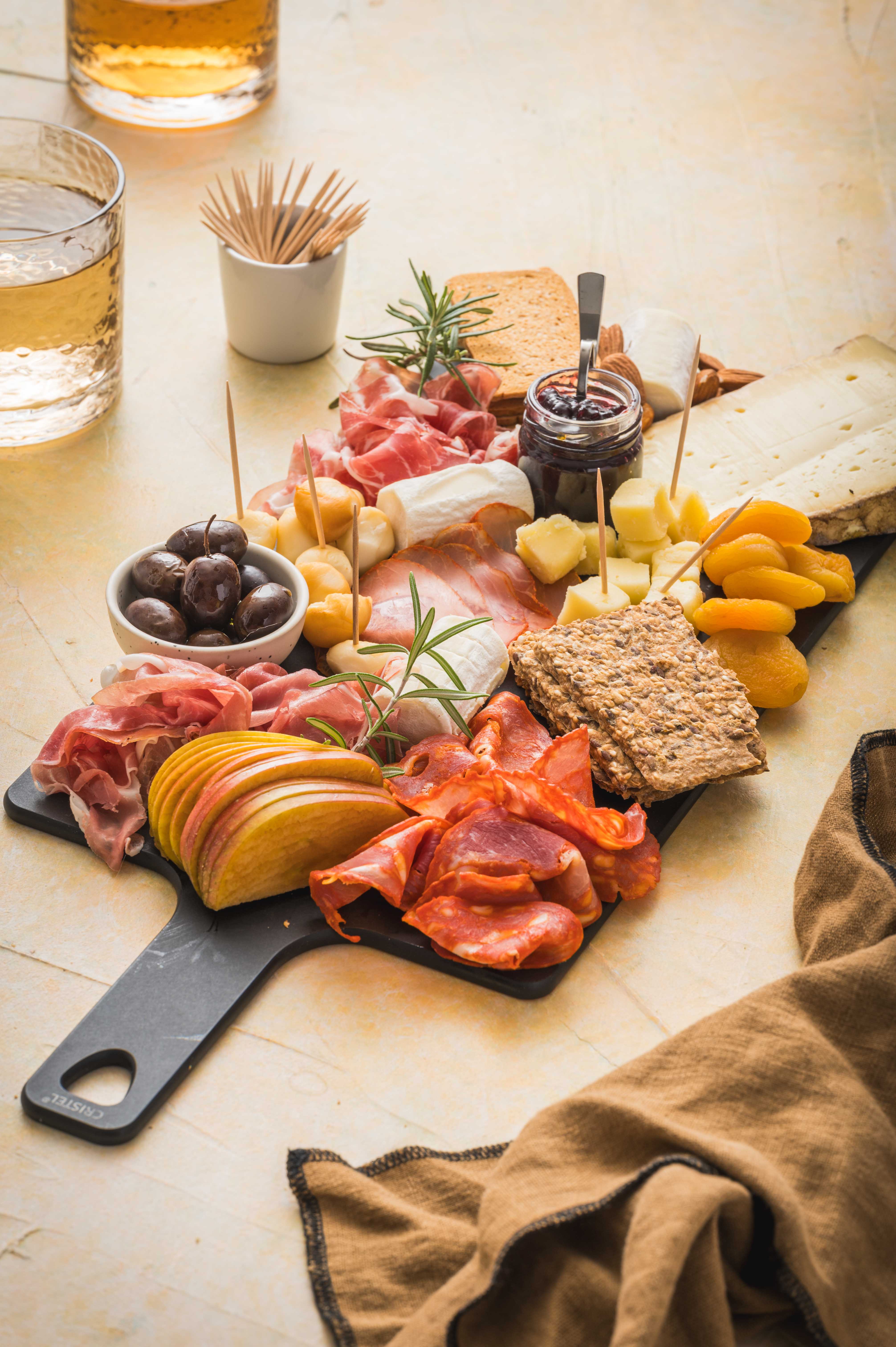 Planche de charcuterie et fromages pour un apéro maison